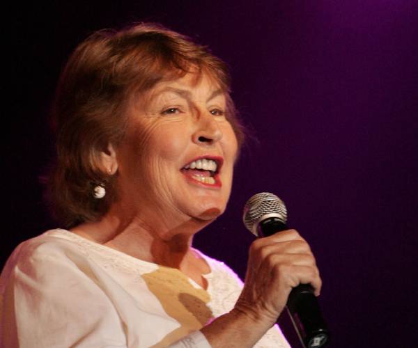 ‘I Am Woman’ Singer Helen Reddy, ’70s Hitmaker, Dies at 78 – OpsLens