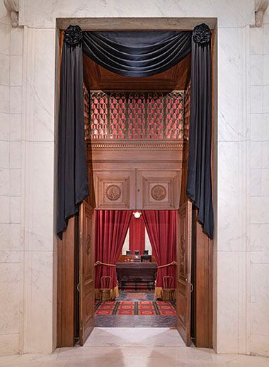 Supreme Court drapes black cloth over Ginsburg’s seat: photos – OpsLens