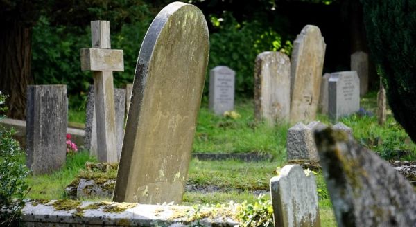 Cemetery officials tell family to remove headstone with middle finger ...