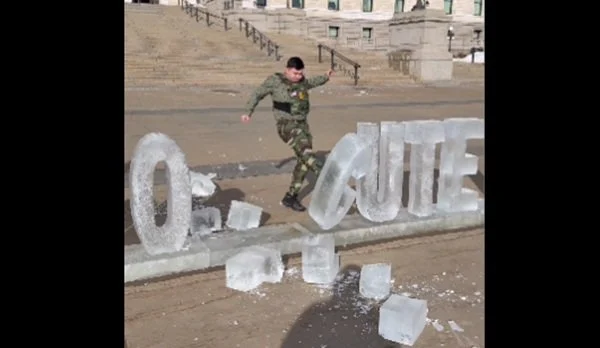 WATCH Jan. 6 ‘political prisoner’ performs pro-ICE stunt at Minnesota ...